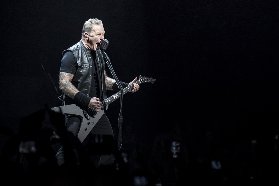Metallica Honor Cliff Burton during Italy Stop of the WorldWired Tour ...
