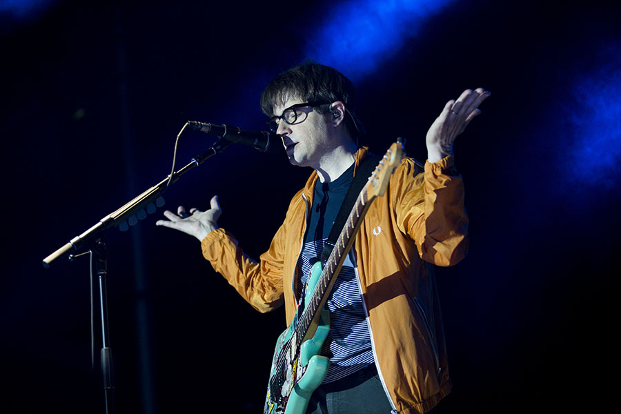 Weezer’s Rivers Cuomo Plays Solo Show and Covers Green Day + Smashing ...