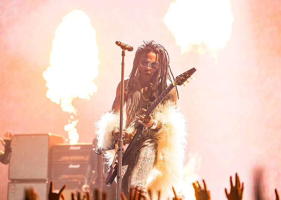 Lenny Kravitz Performs New Version of "Fly Away" at VMAs | setlist.fm